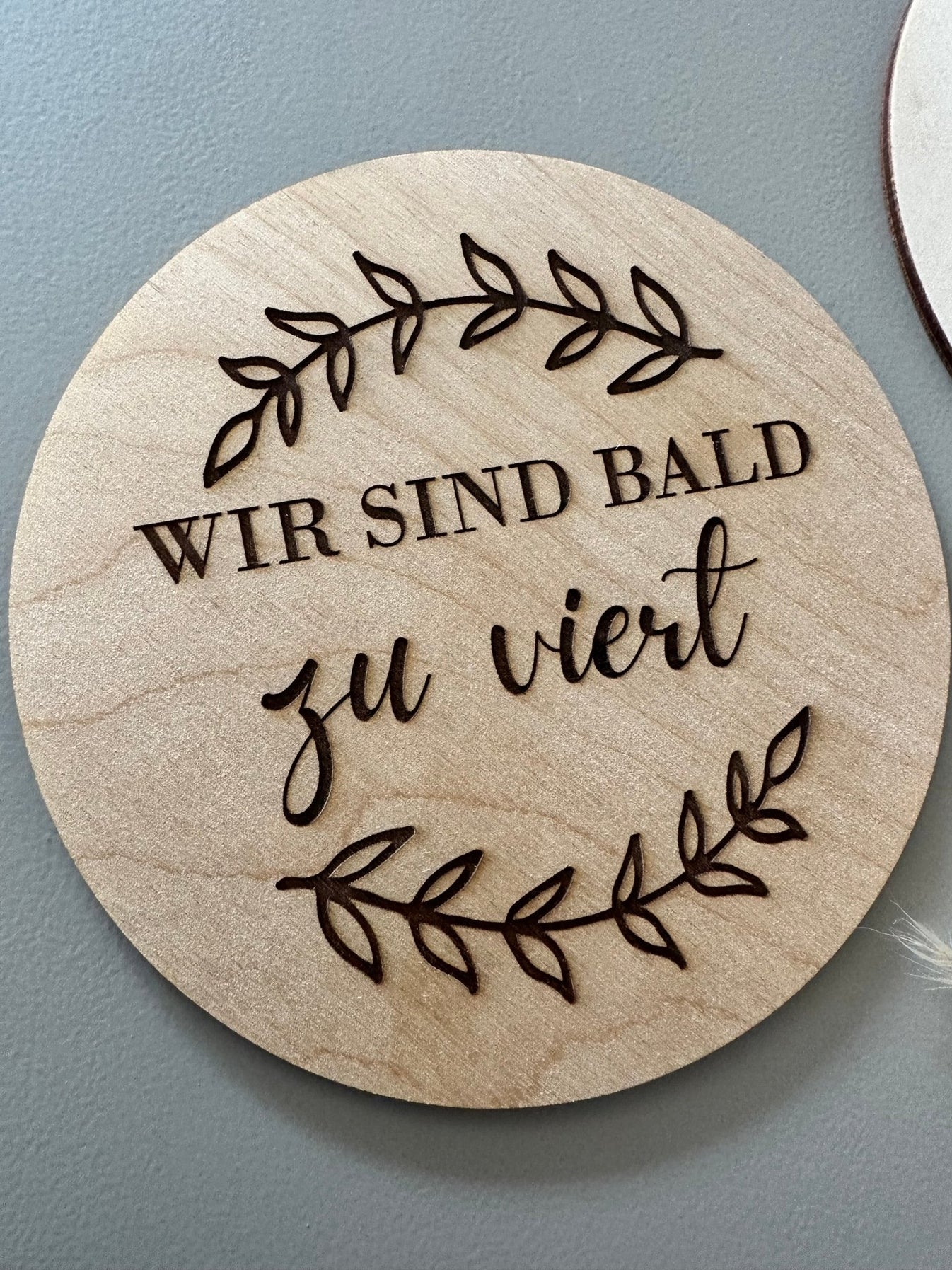 Holzschild wir sind bald zu dritt, viert, fünft – Lizasliving